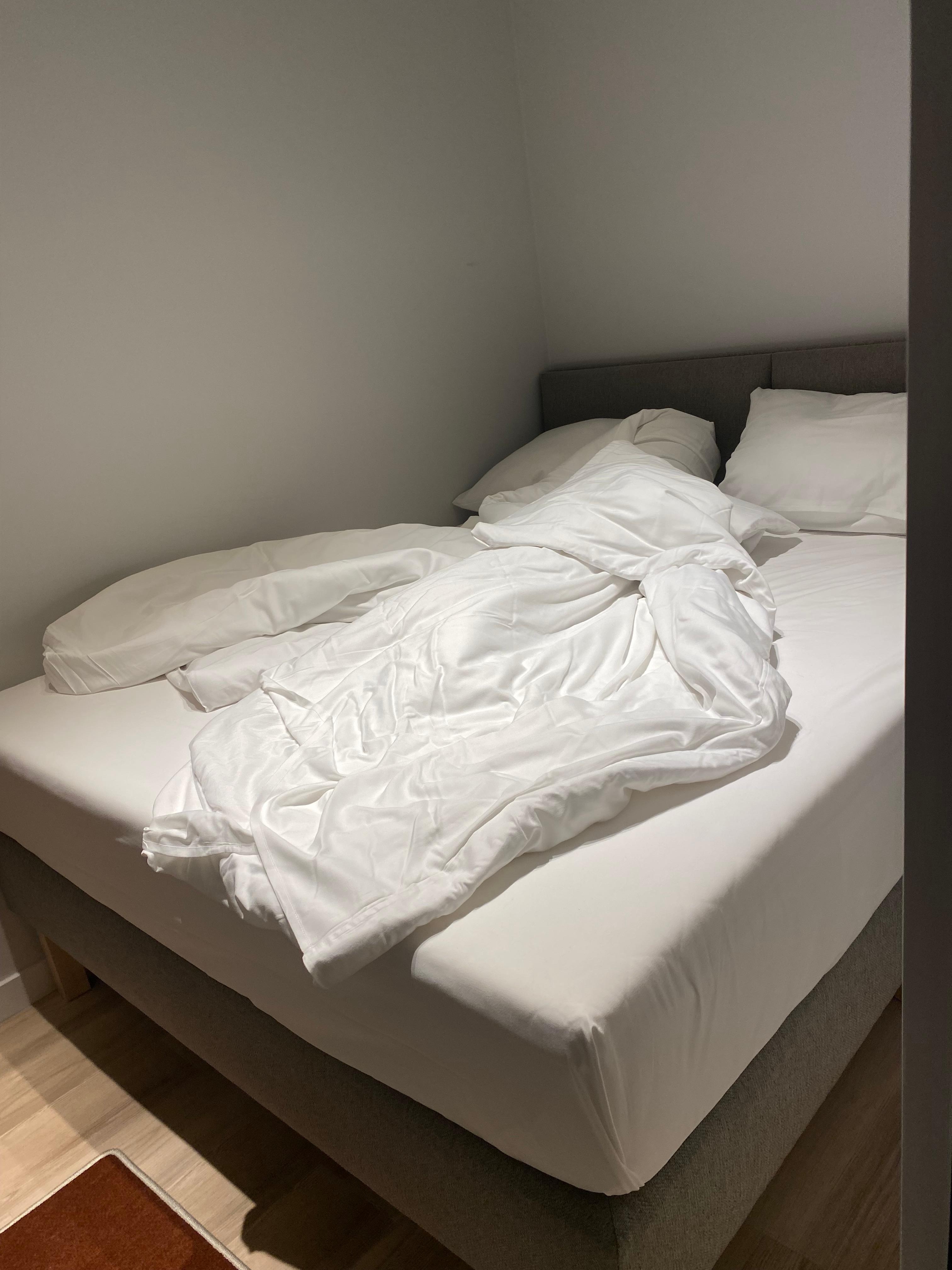 Skön säng i för smalt rum