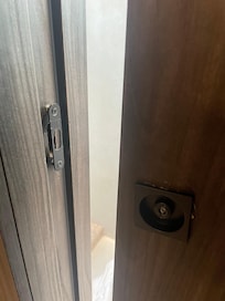 Particolare porta serratura inguardabile