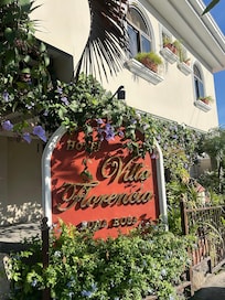 Placa com nome do hotel