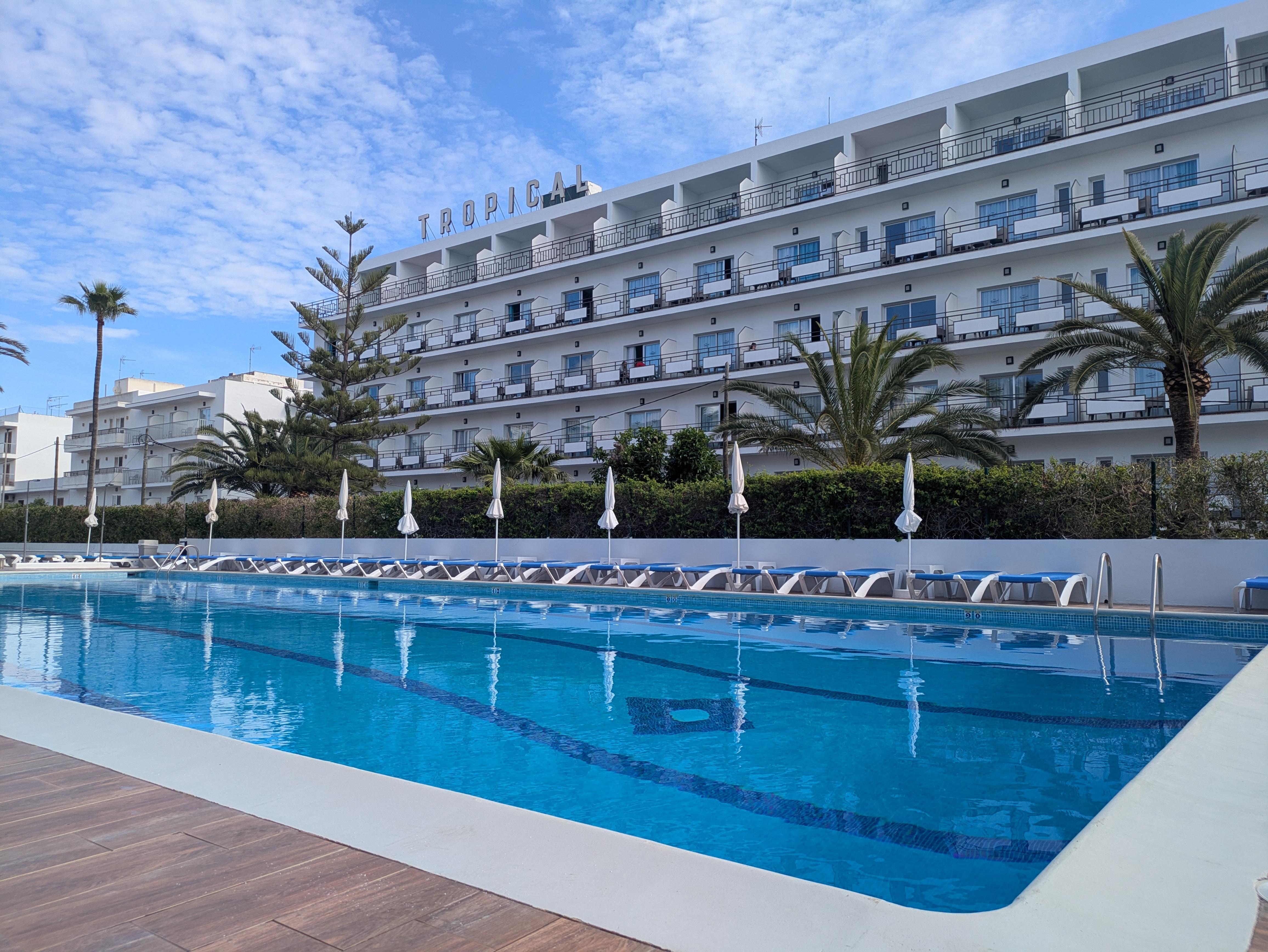 Hotel Tropical pool area