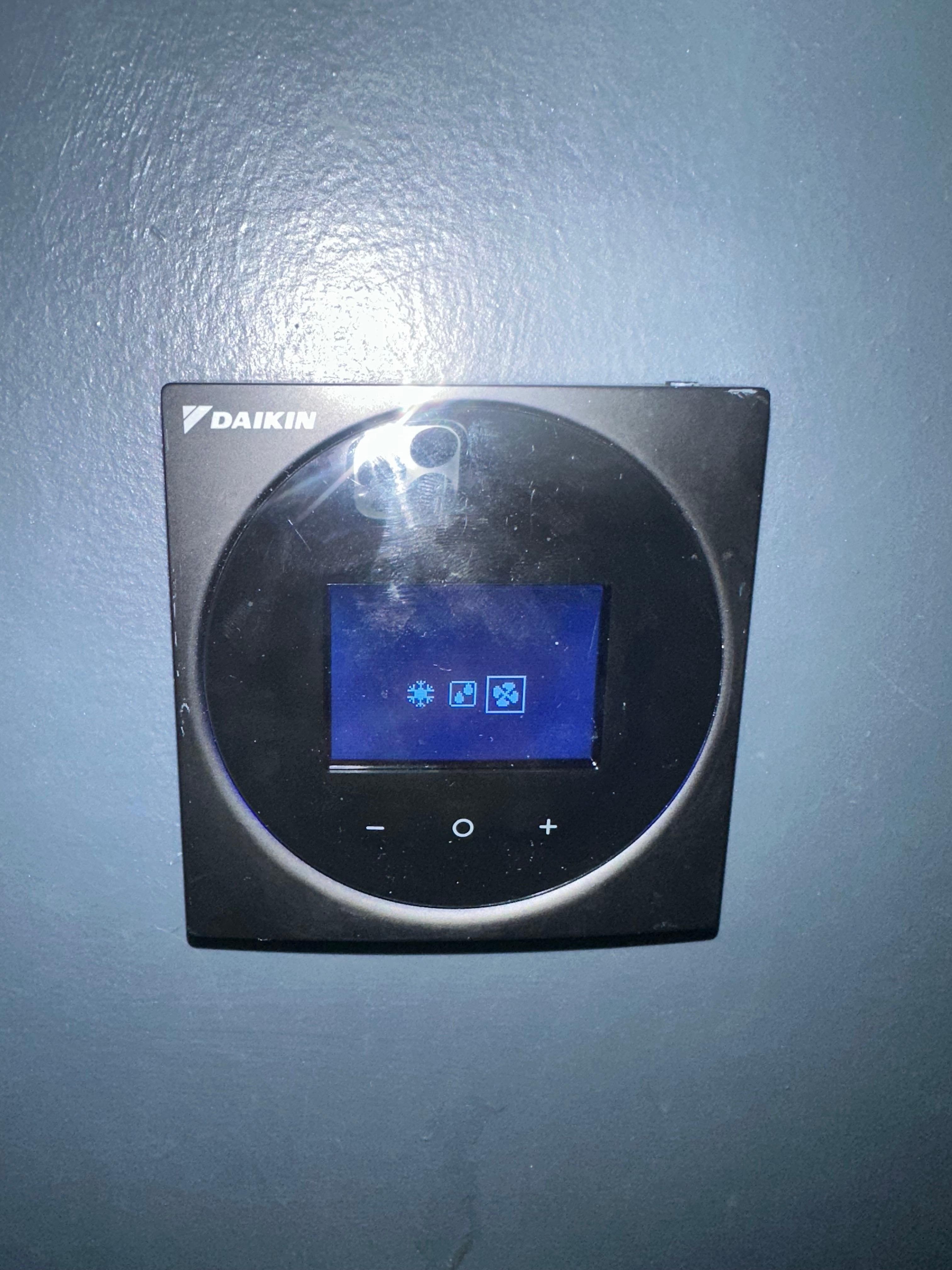 暖氣不是預早設有，原來需要通知職員開啟才有