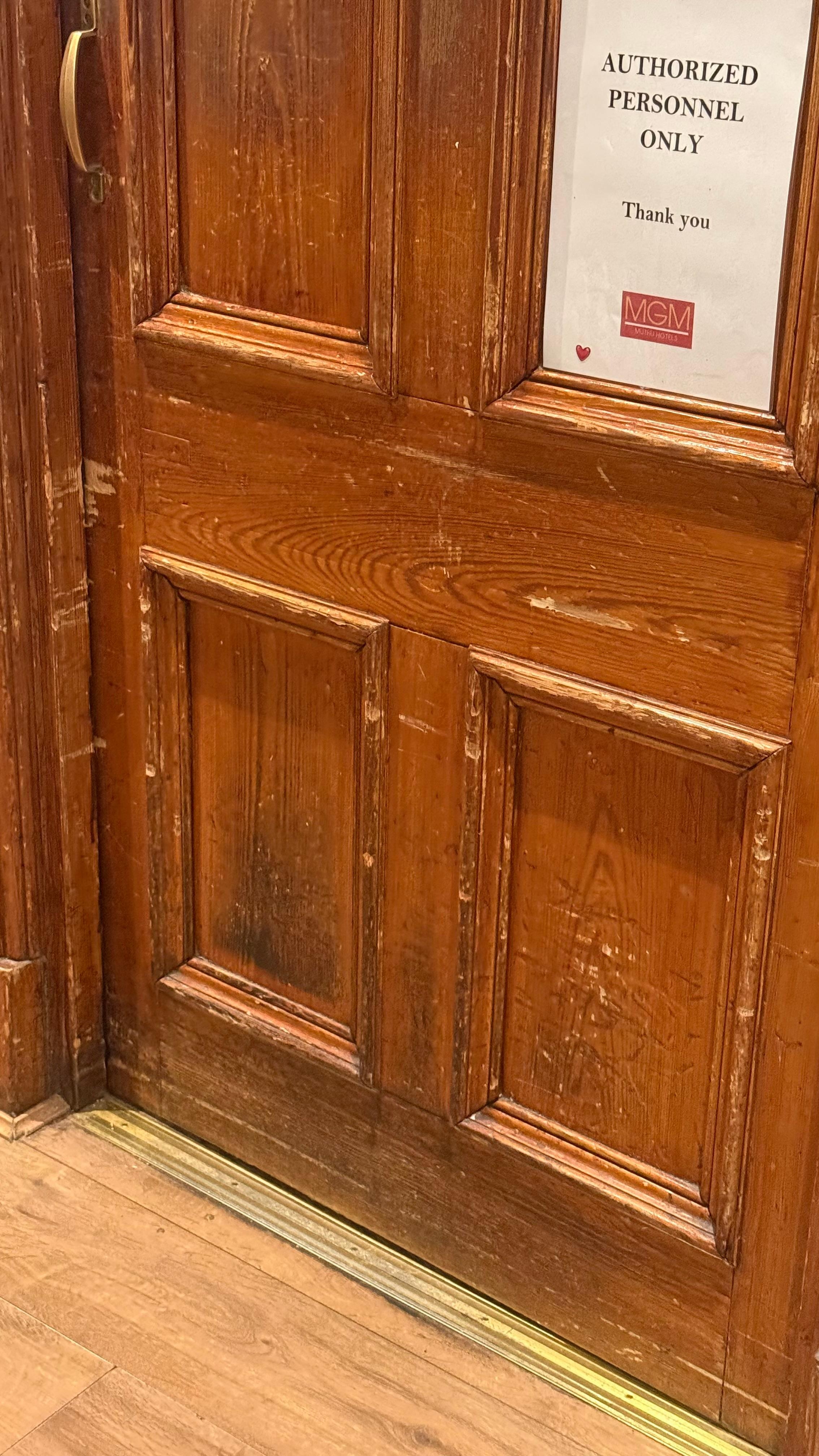 Vários ambientes com aspecto de muito velho 