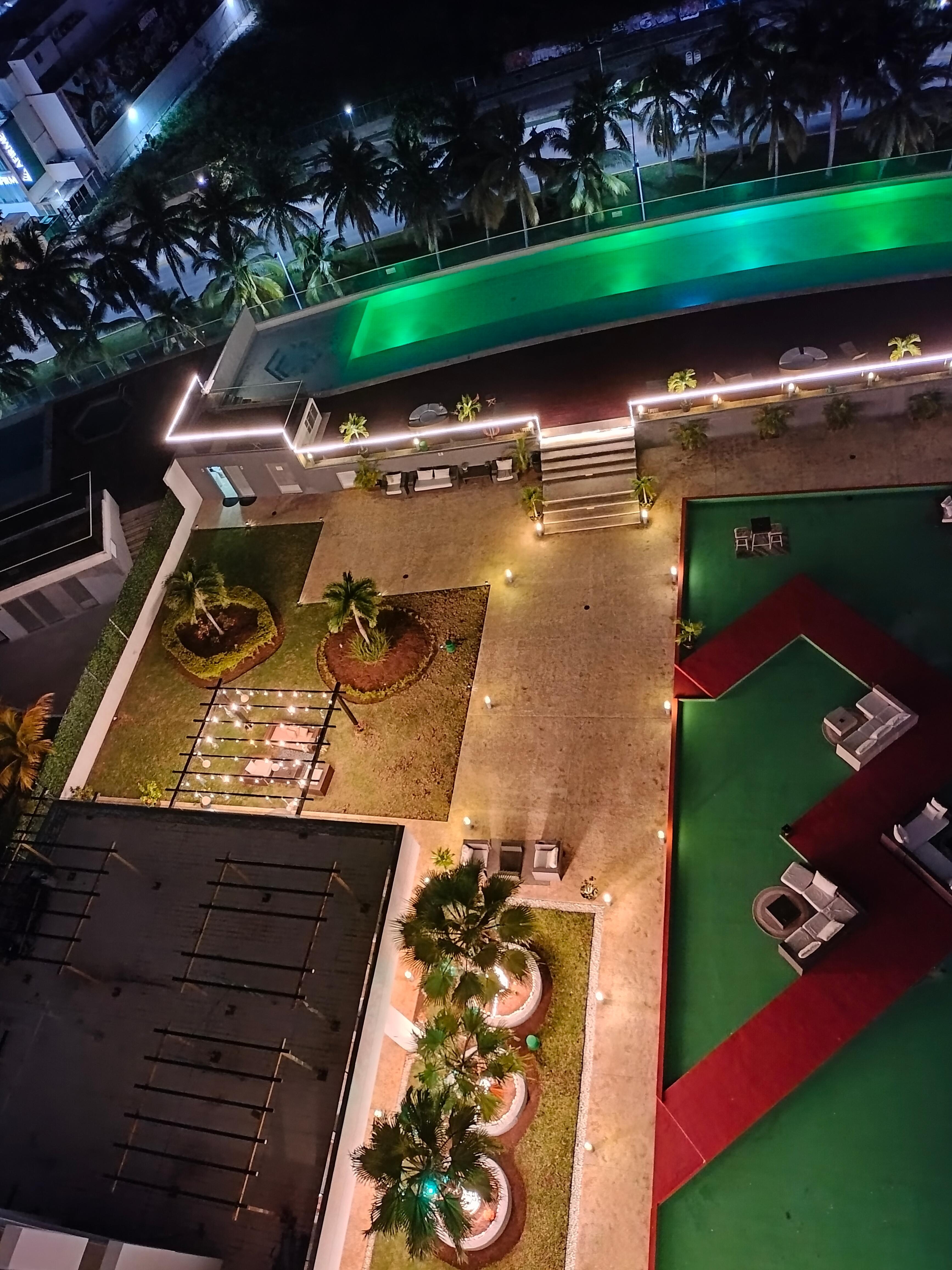 Udsigt over pool og have fra altanen 