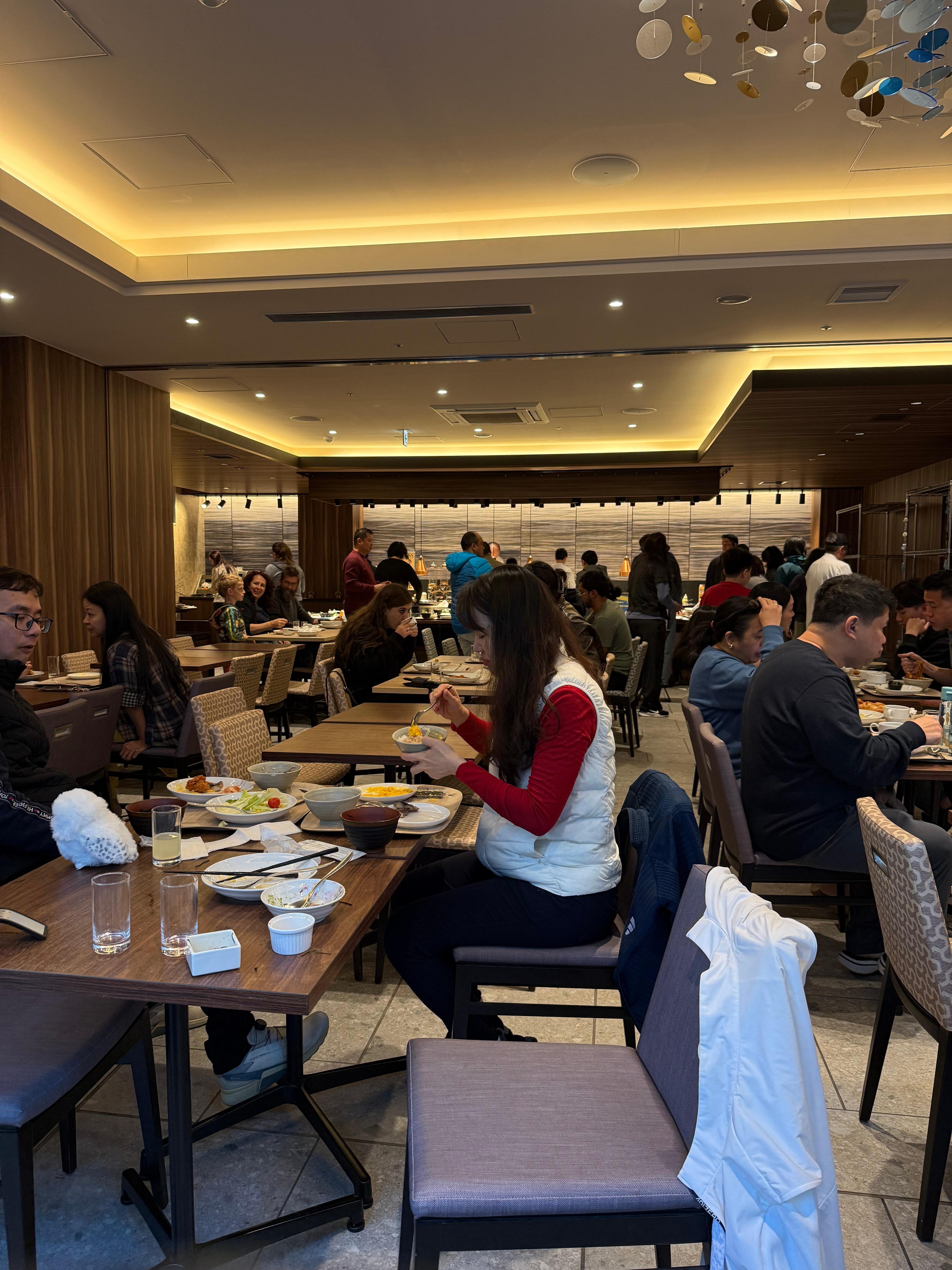 Kantine anstatt 4 Sterne. Tiefgefrorenes Essen…..nicht aufgetaut. Wir gingen gar nicht mehr hin obwohl bezahlt.