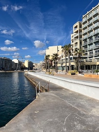 Man kan bada precis intill hotellet.