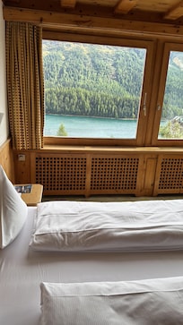 As janelas são enormes, com a vista do lago