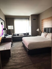 Spacious, modern design, proper desk