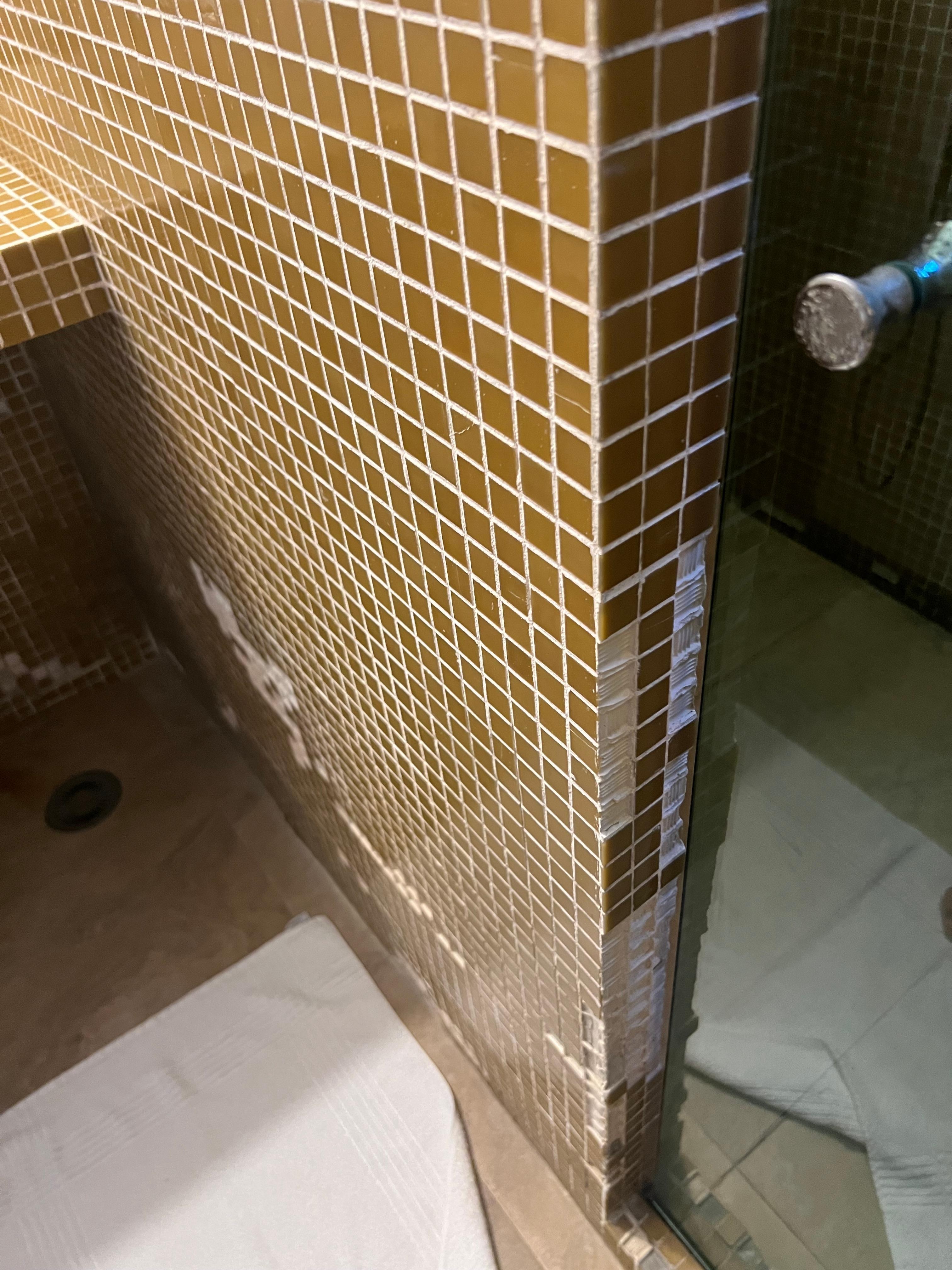 Além disso o chuveiro não esquenta . E de morno para frio . 