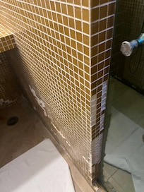 Além disso o chuveiro não esquenta . E de morno para frio .