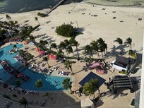 Utendørsbasseng og strand