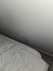 Een vieze vlek op de muur