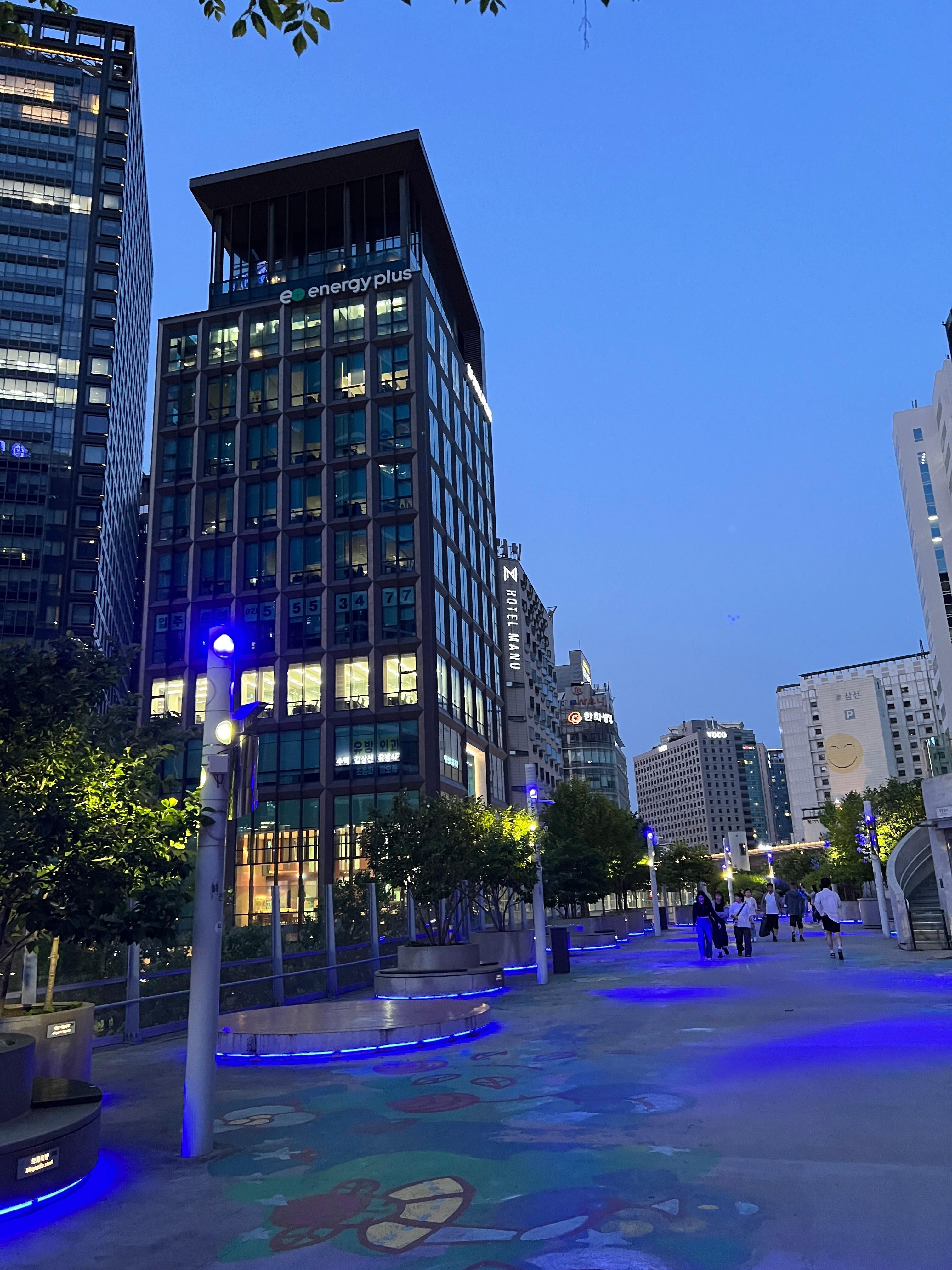 Easily accessible from sky garden or by street