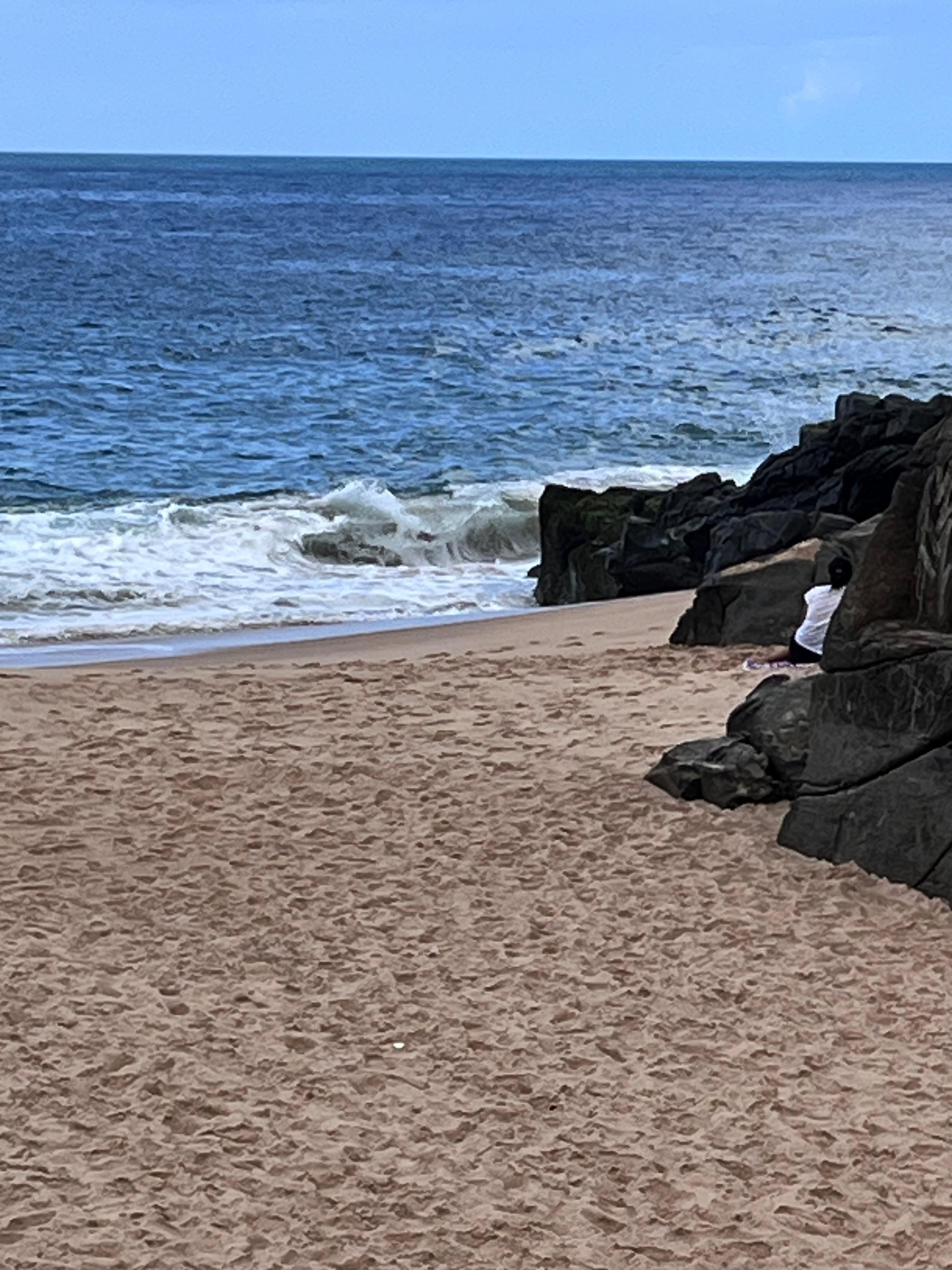 Prainha na frente do hotel 