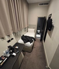 반지하 싱글룸, 좁지만 깨끗해요