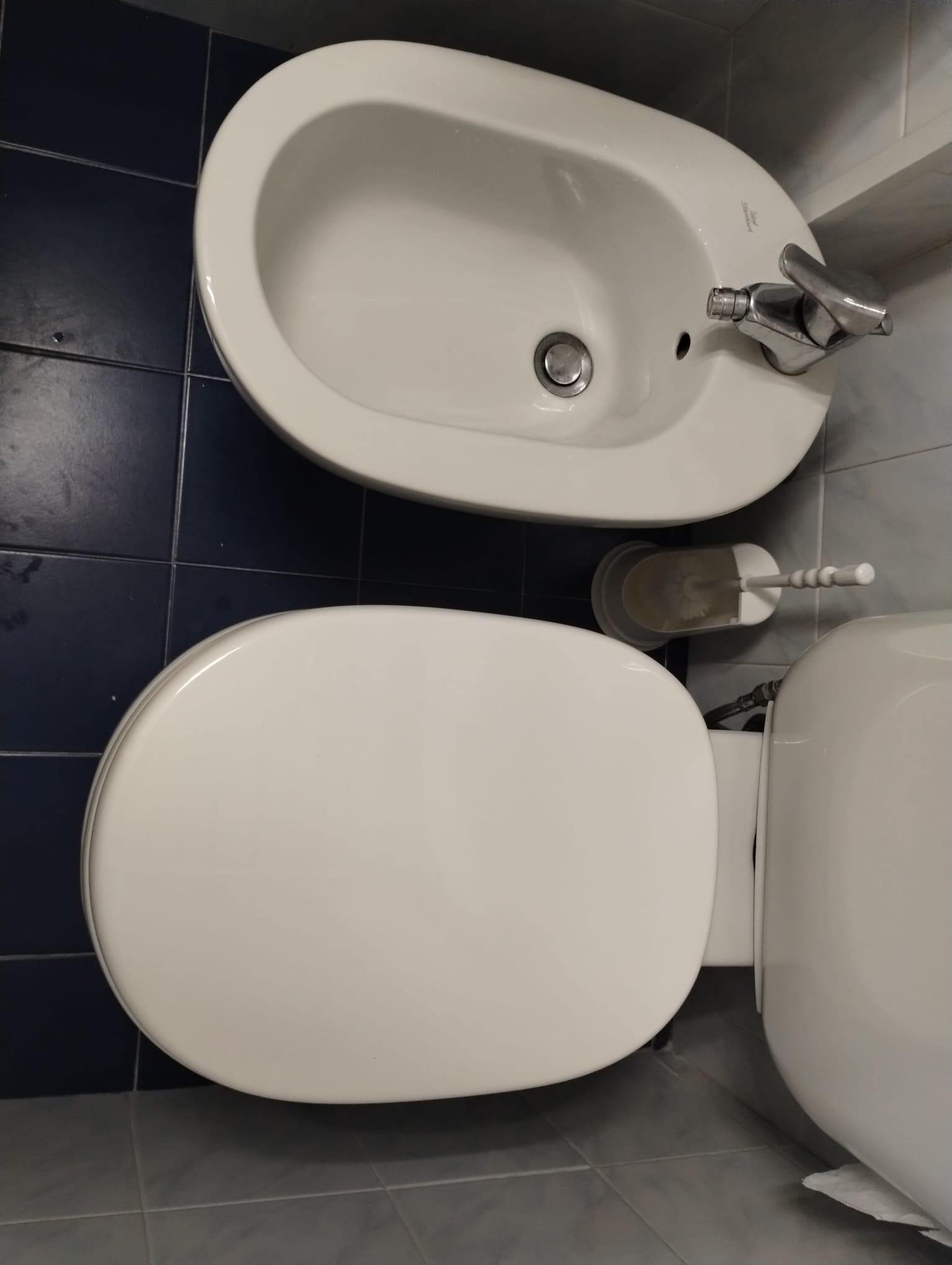 Capisco che gli stranieri non siano abituati ad usarlo ma così è inservibile.