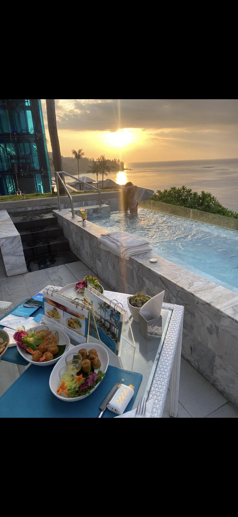 Mindre sittpooler vid restaurangen, kan användas av alla matgäster.