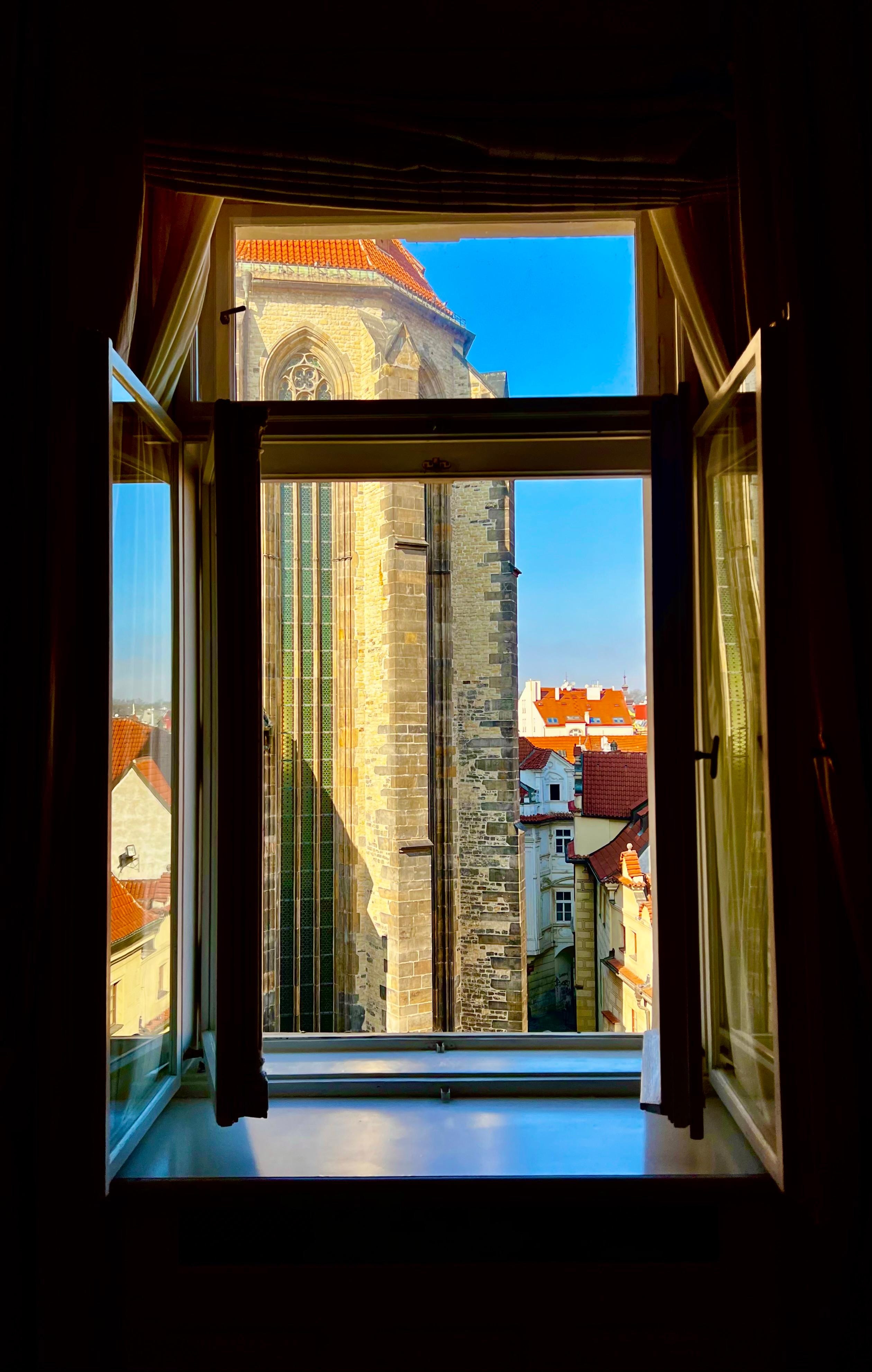 Odamızın görüntüsü. Evet güzel bir klişeye bakıyorduk. 