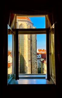 Odamızın görüntüsü. Evet güzel bir klişeye bakıyorduk.