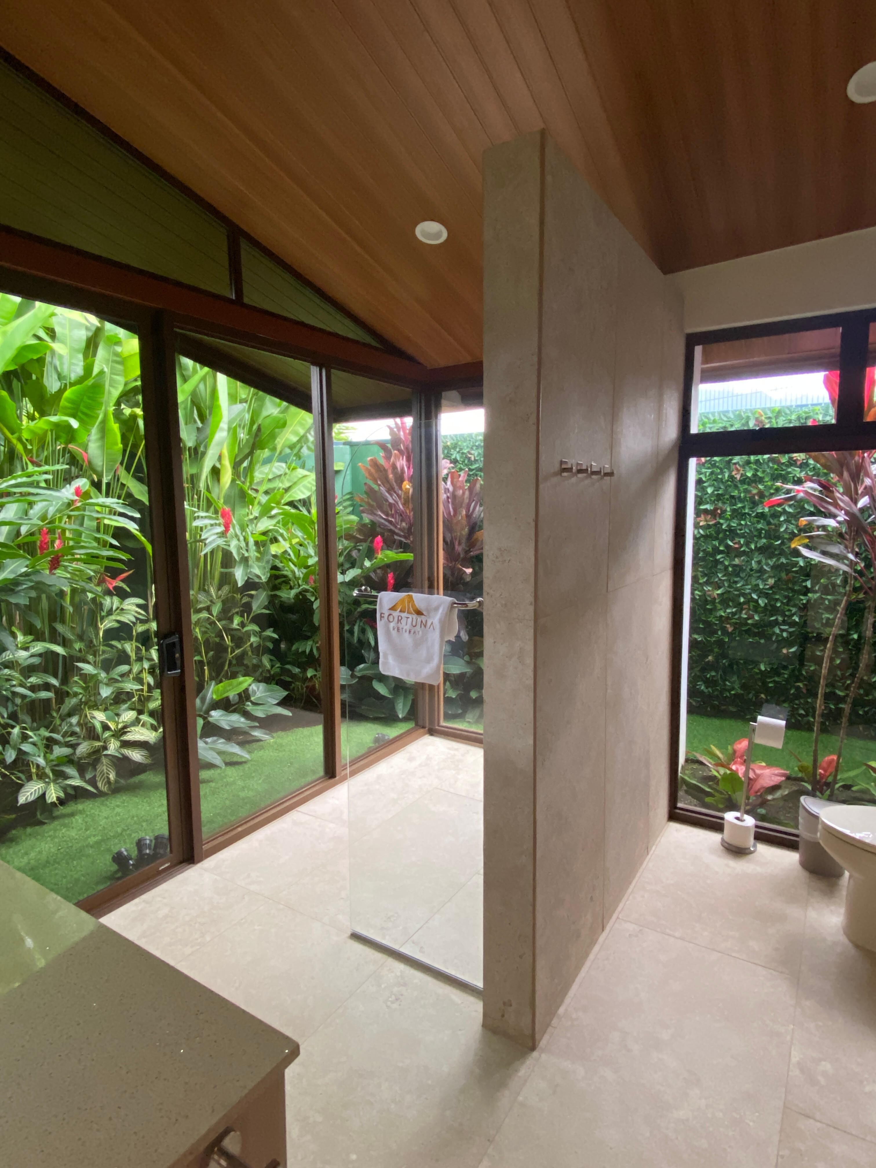 Amazing bathroom with garden.