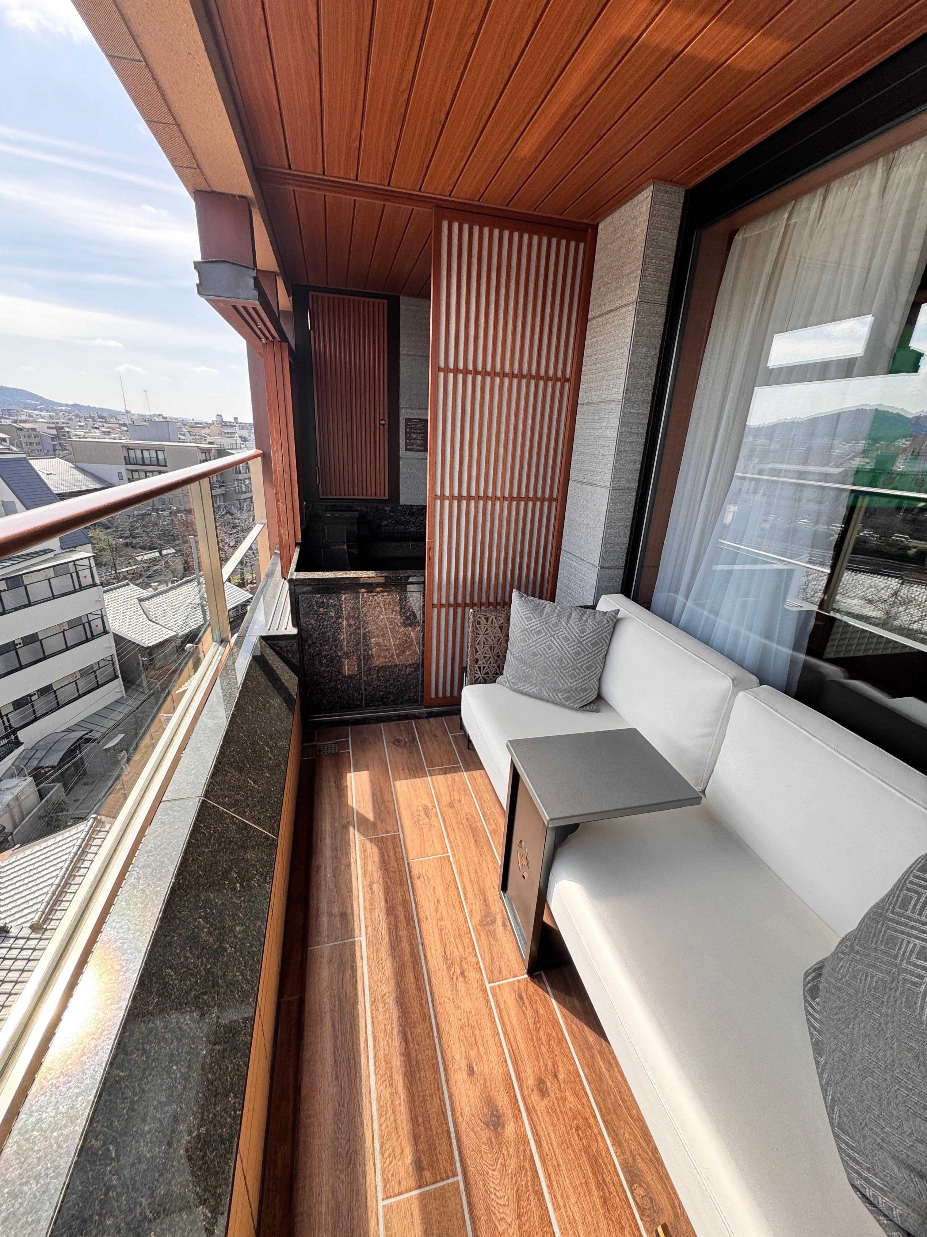 お部屋と露天風呂を繋ぐテラス