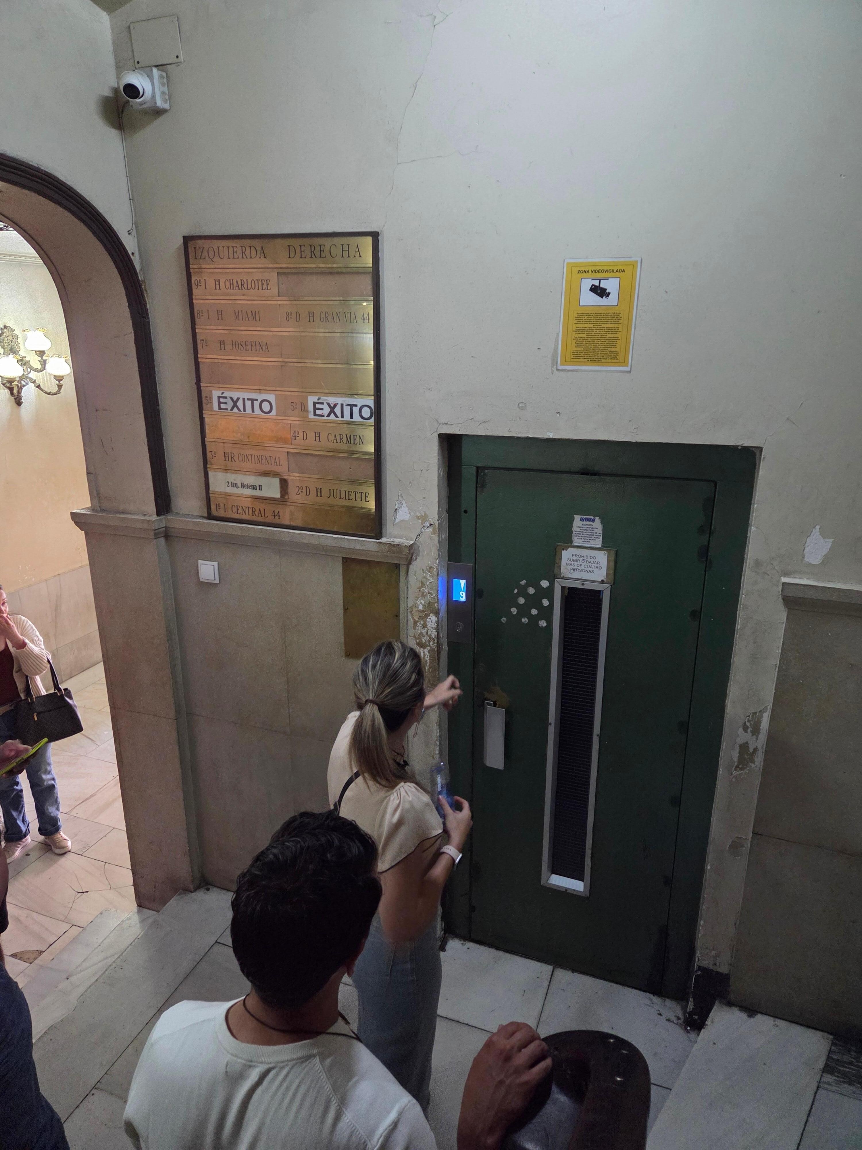 Elevator, max 4 people