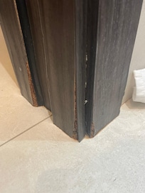 Arredi porta scarsa manutenzione rovinati