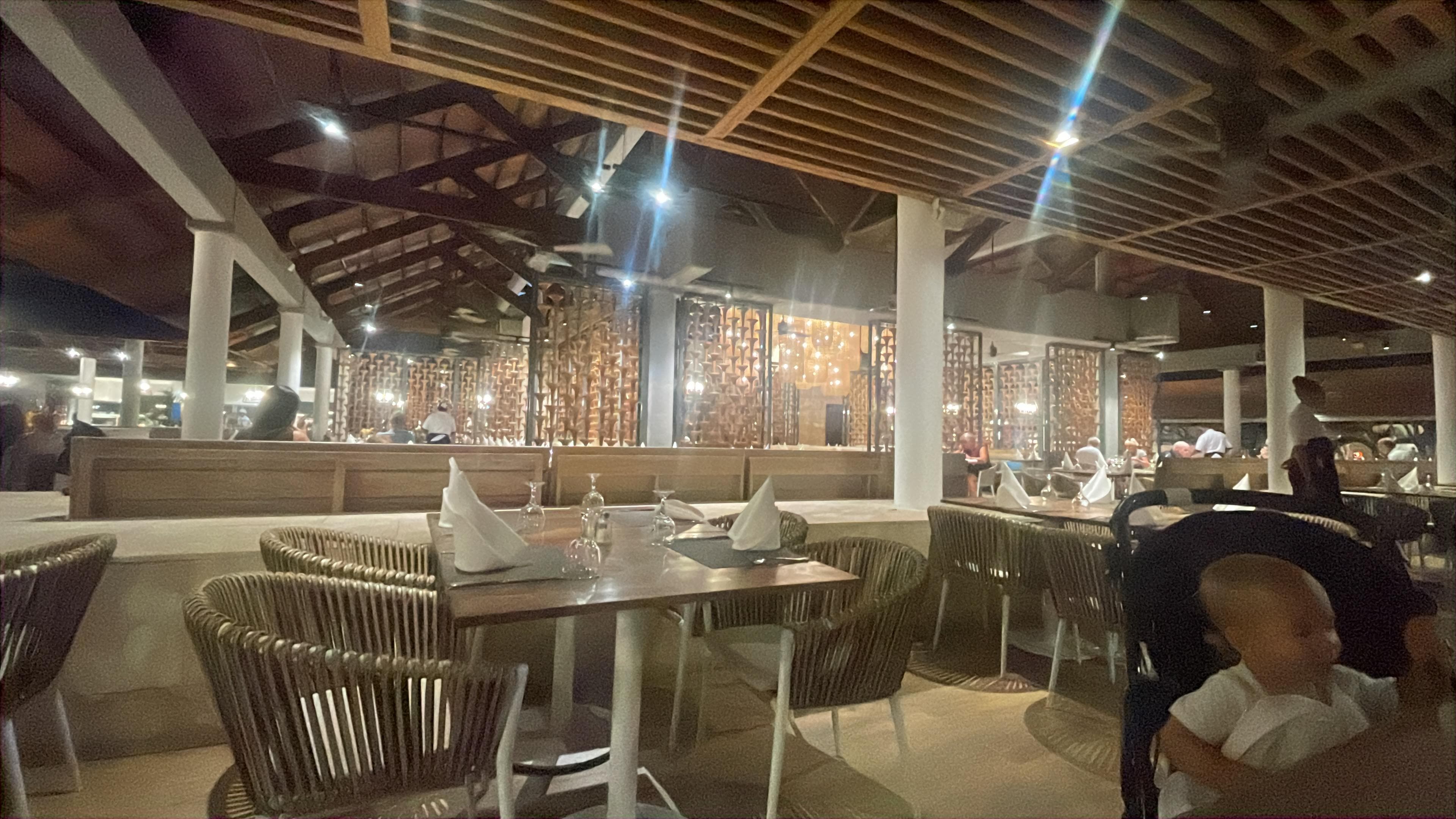 Restaurante espaçoso, e com bastante variedade de comida.