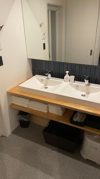 乾濕分離的洗澡間
有兩個大洗手台,整體的空間很大