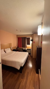 Quarto duplo com cama de casal. Ótimo!