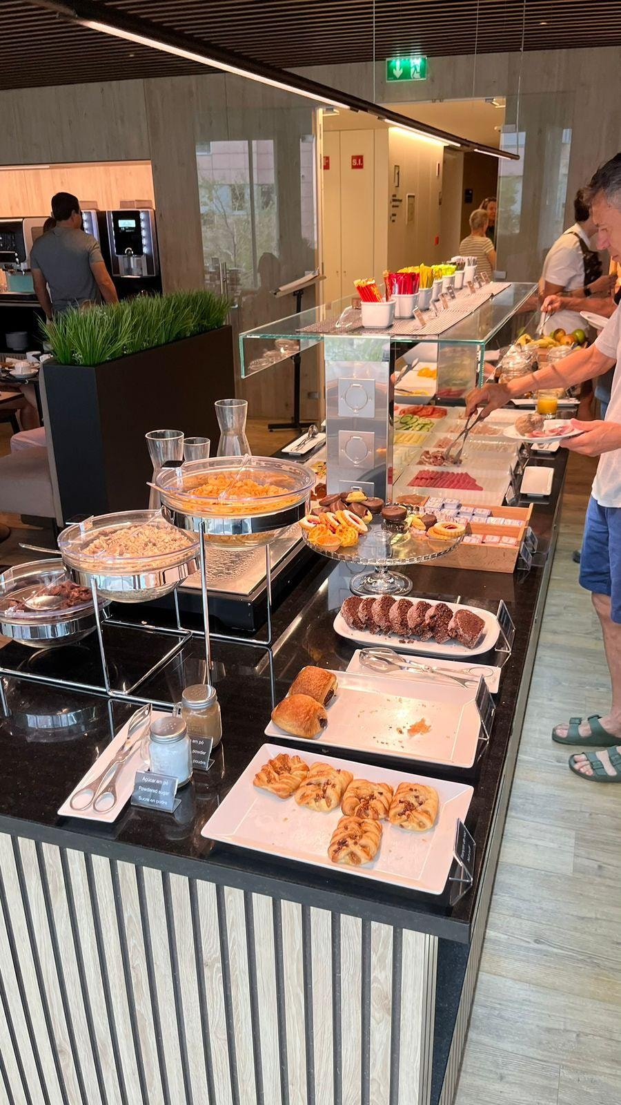 Café da manha, pratos frios e folheados