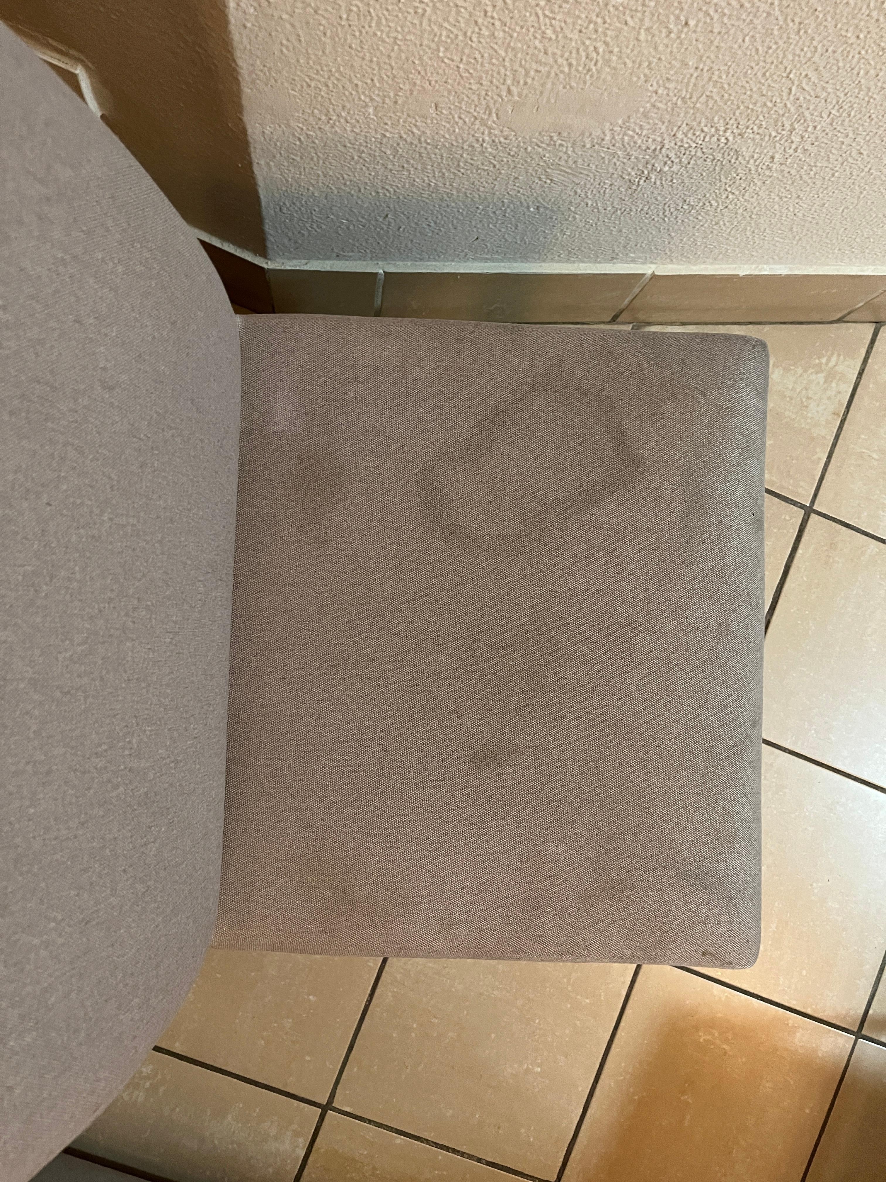 la única silla de la habitación estaba sucísima