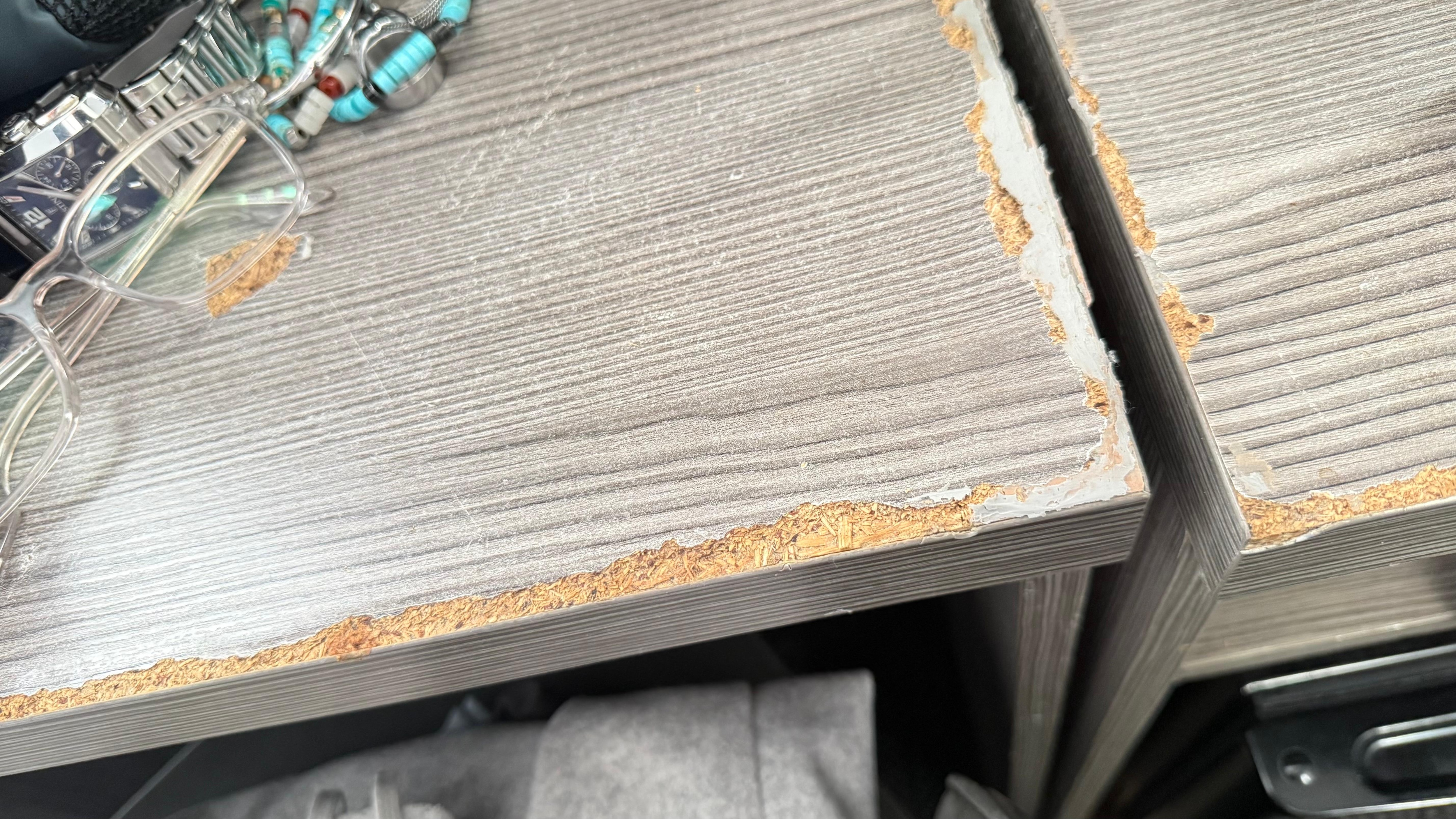 L’état général de tous les meubles de notre chambre, il ne tenait même pas debout