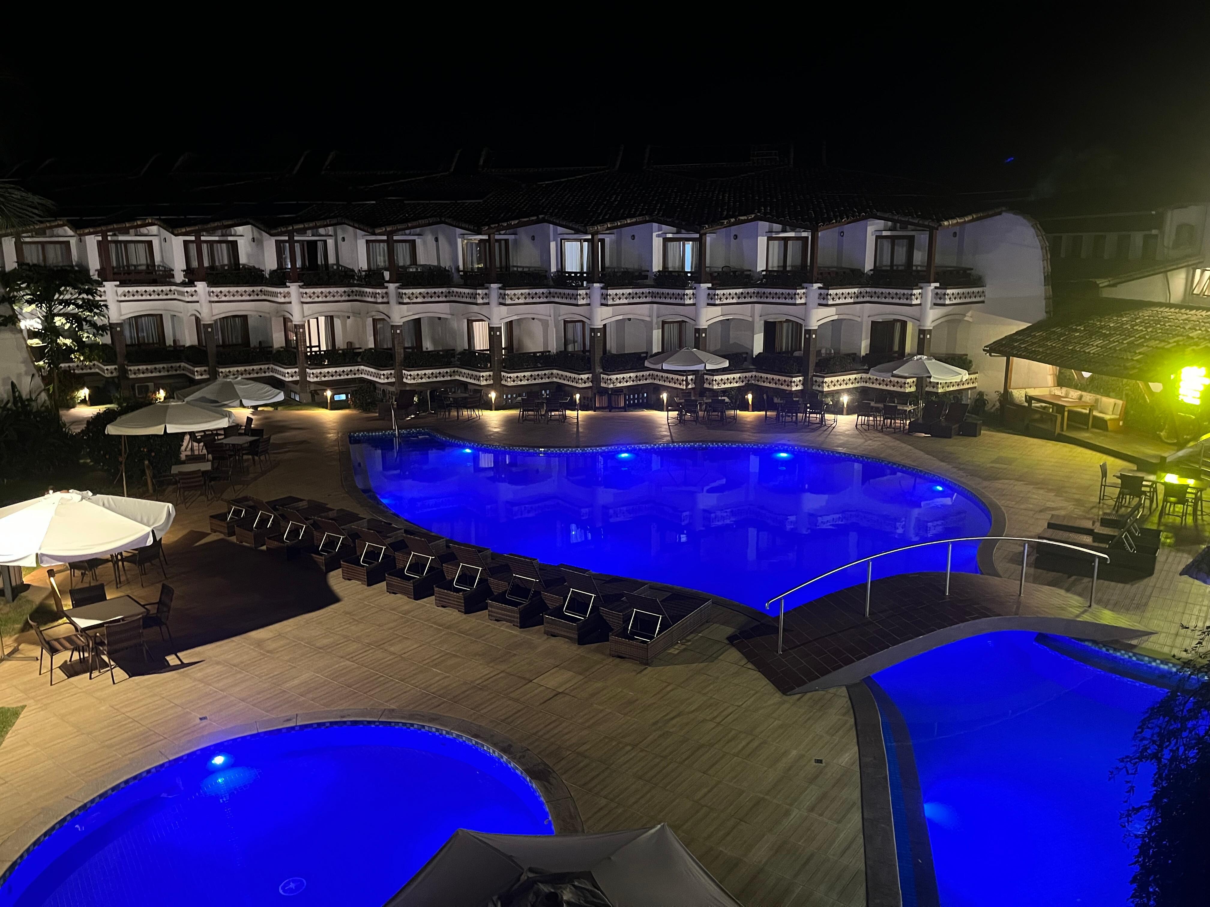 Piscina ao anoitecer