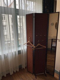 Pequeno móvel para pendurar roupas