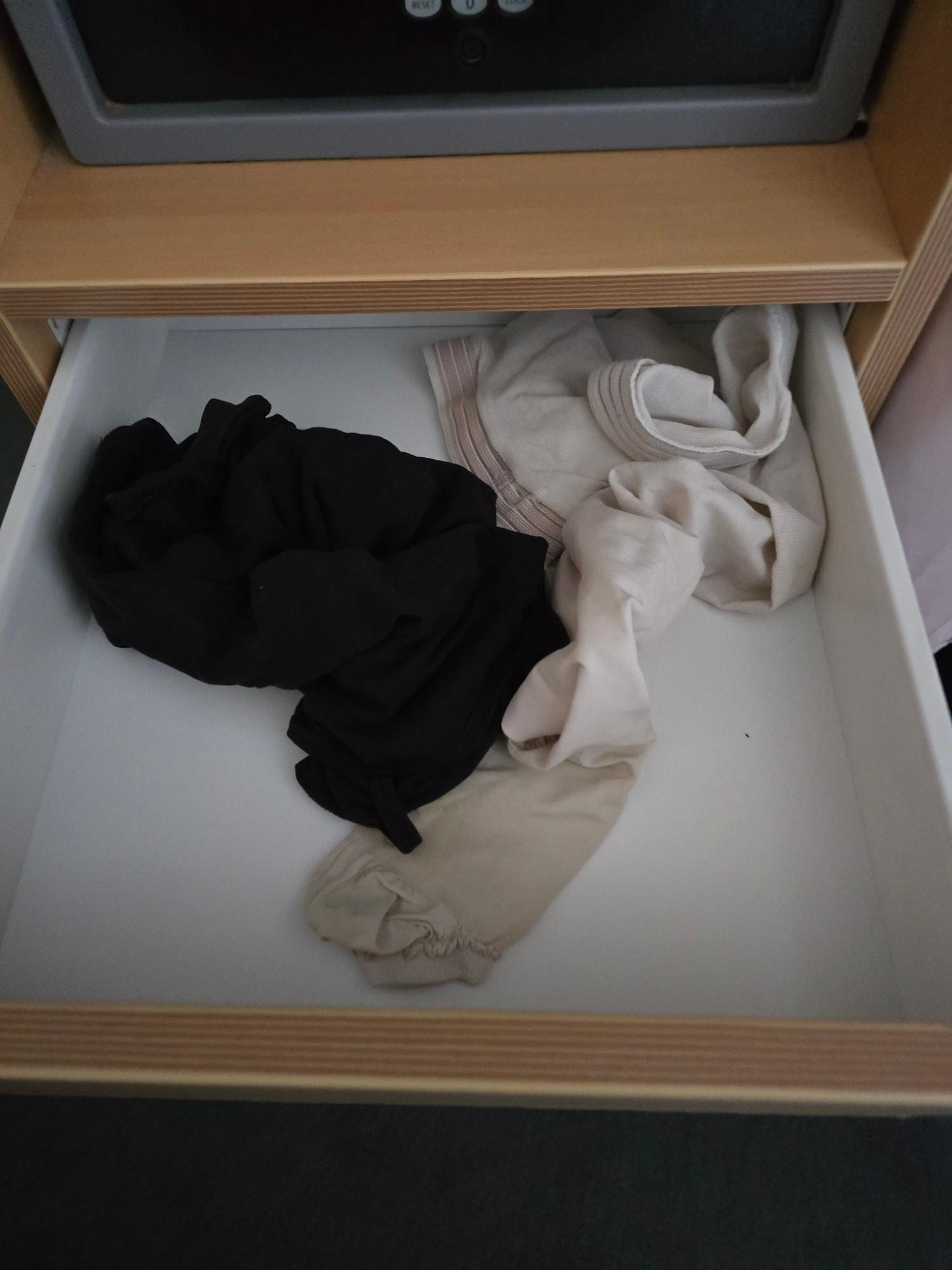 Mutande (usate) dell' ospite precedente lasciate nell'armadio. Come fanno le pulizie, igienizzazione dell'armadio questa sconosciuta !