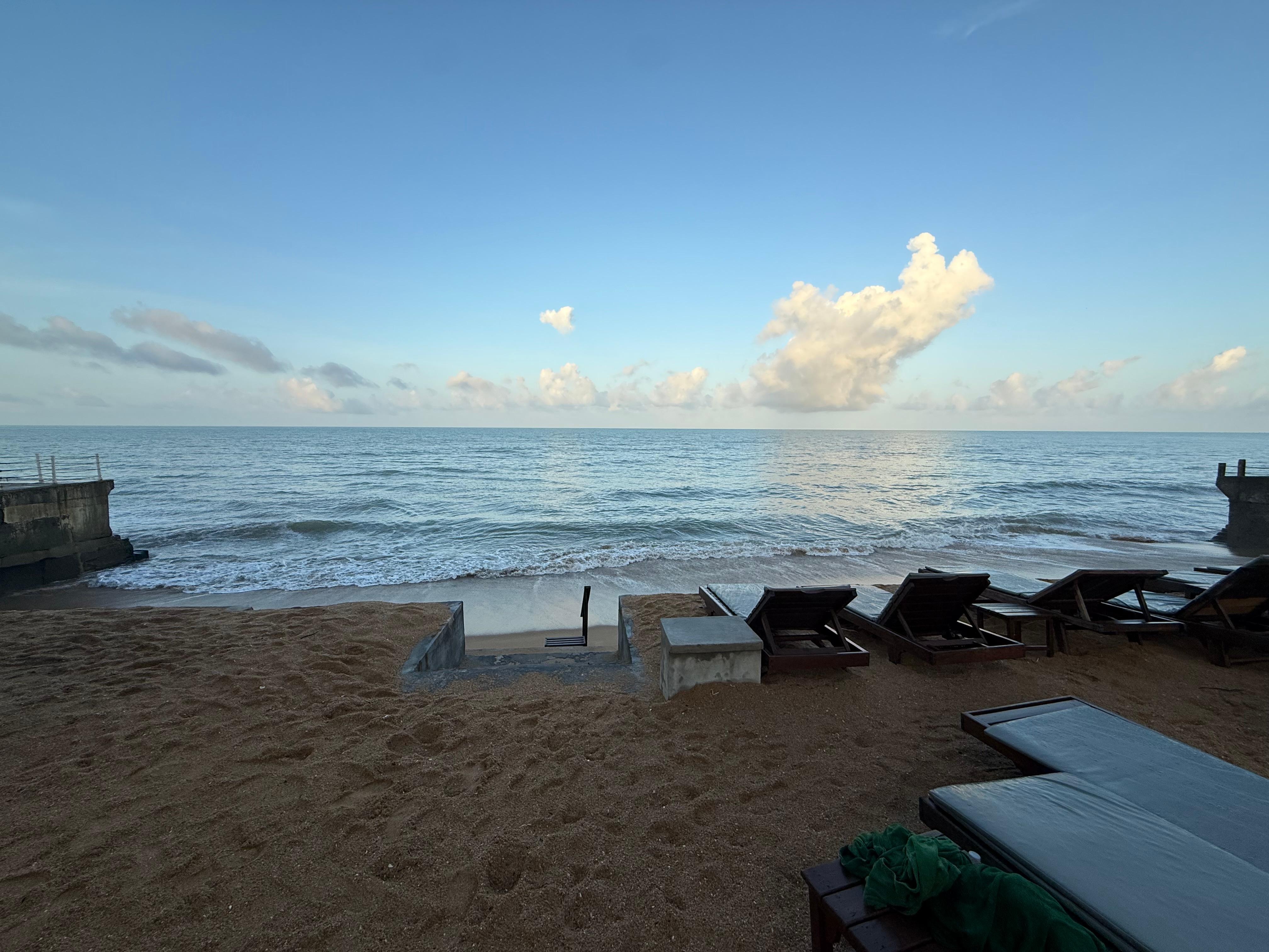 La vue de la plage depuis le restaurant du petit déjeuner. 