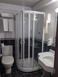 Salle de bains vieillotte