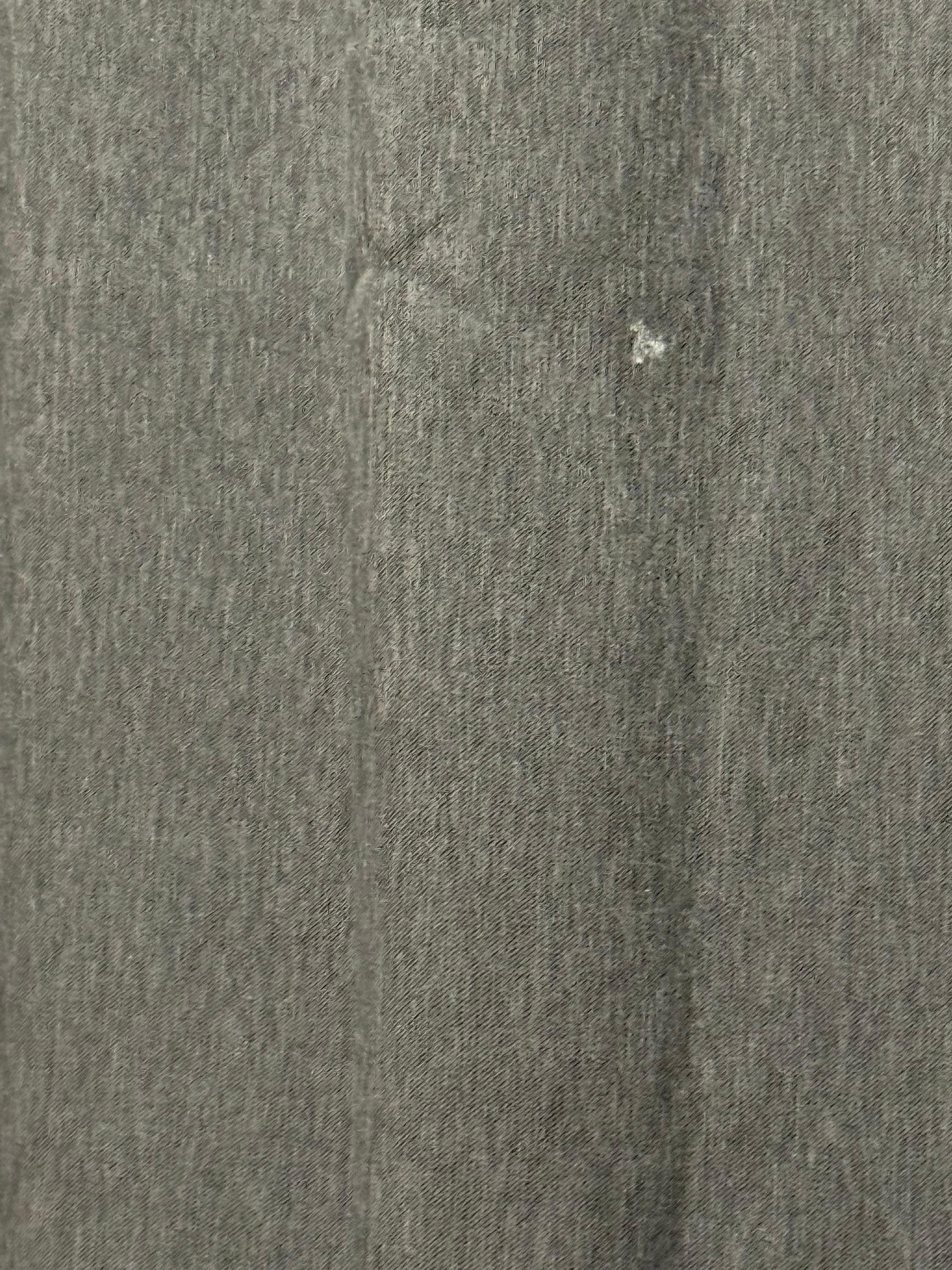 Zimmer bei Ankunft: Zahnpastaflecken am Vorhang