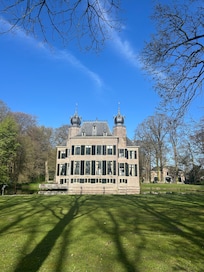Het hotel ligt bij het kasteel en er is een mooi park.