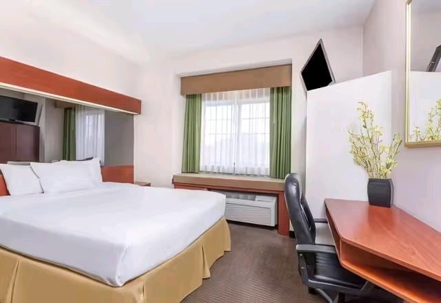 Spacious rooms. After travelling for hours in my car, the ability to move about without feeling 'cramped', priceless. 