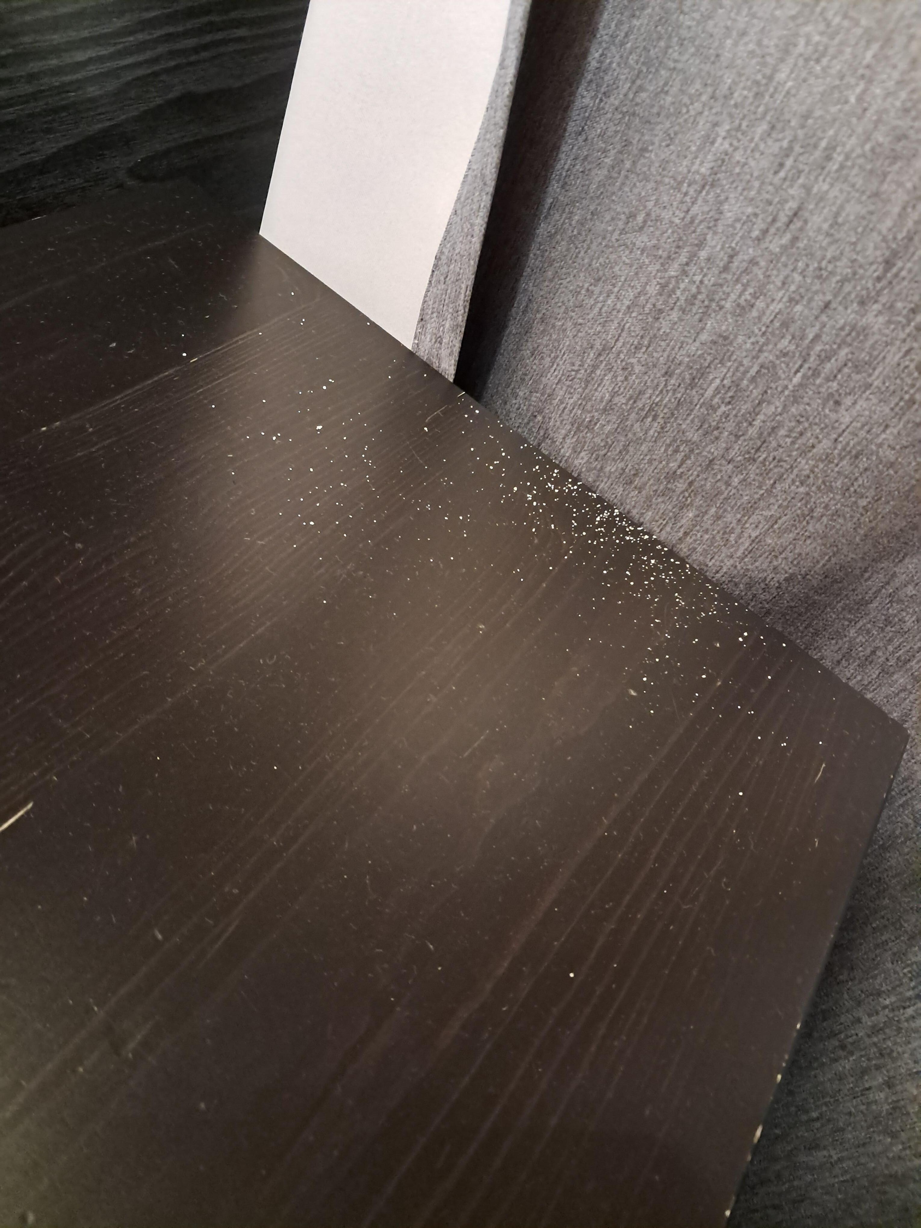 Kraftigt smutsigt sängbord. Kändes väldigt ofräscht.