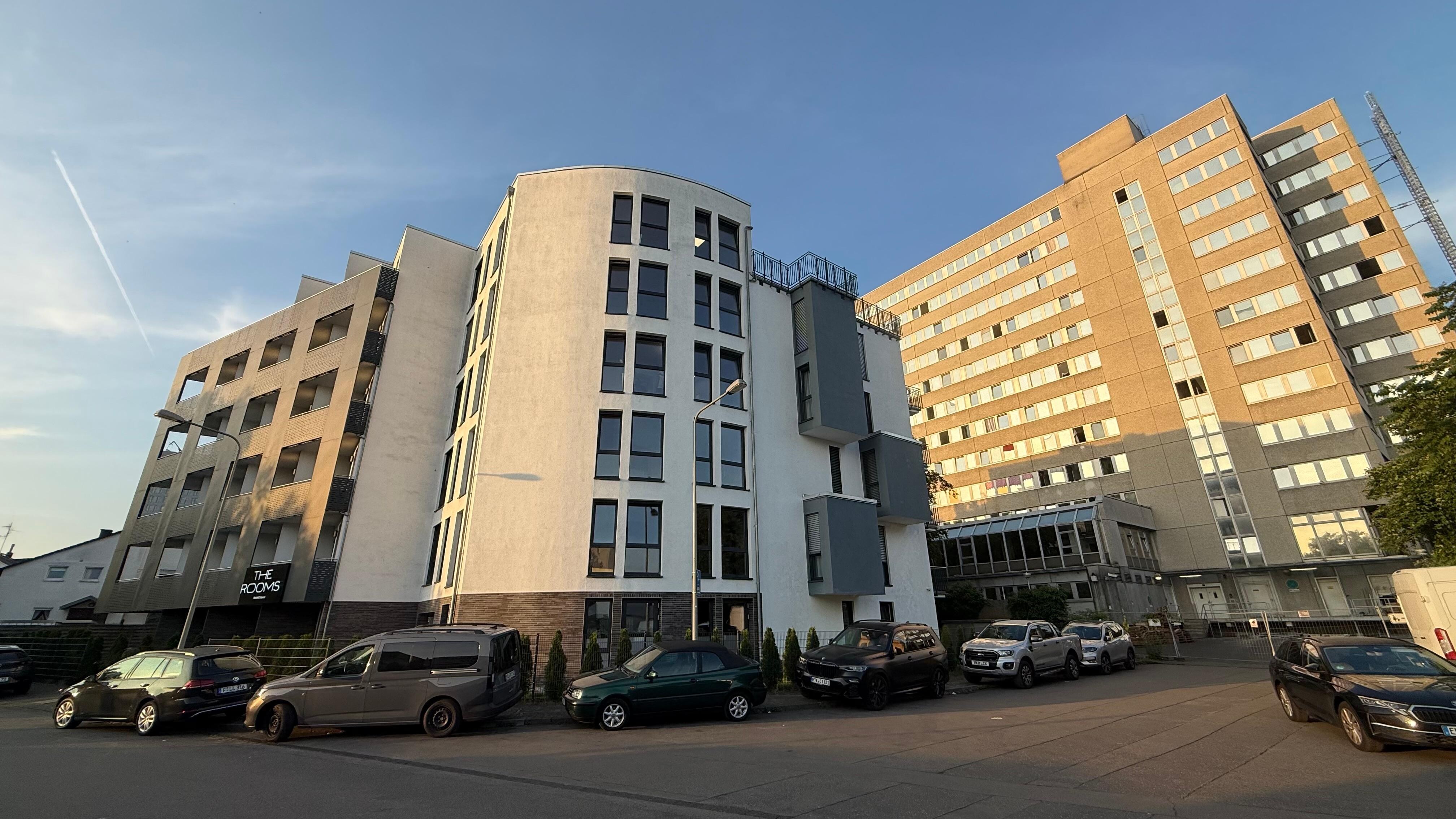 Die Wahrheit!
In der Hotel eigenen werbe Video sieht ihr das Migranten Heim im Hintergrund nicht😉