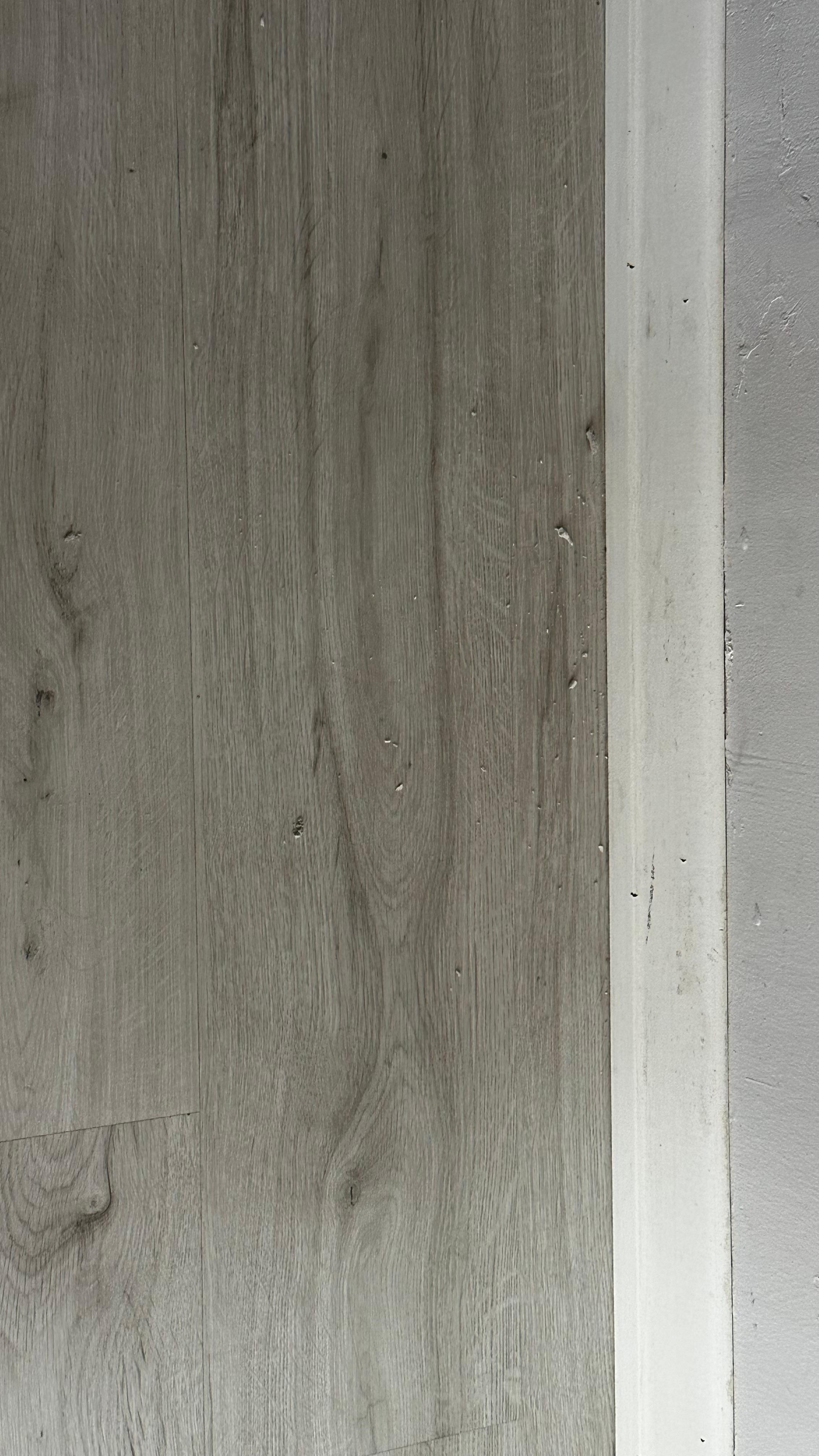 Kapının hemen girişinde yerdeki tozlar