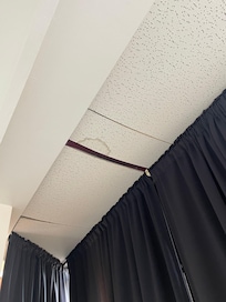 Teto do quarto com vazamento e mofo