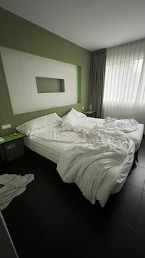 Ma chambre y’a rien de luxe, pas de frigo, pas de machine à café, rien dans la chambre à part la télé