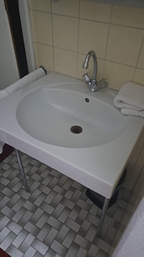 Voila où le receptioniste m'a demandé de me laver pendant 4 jours.