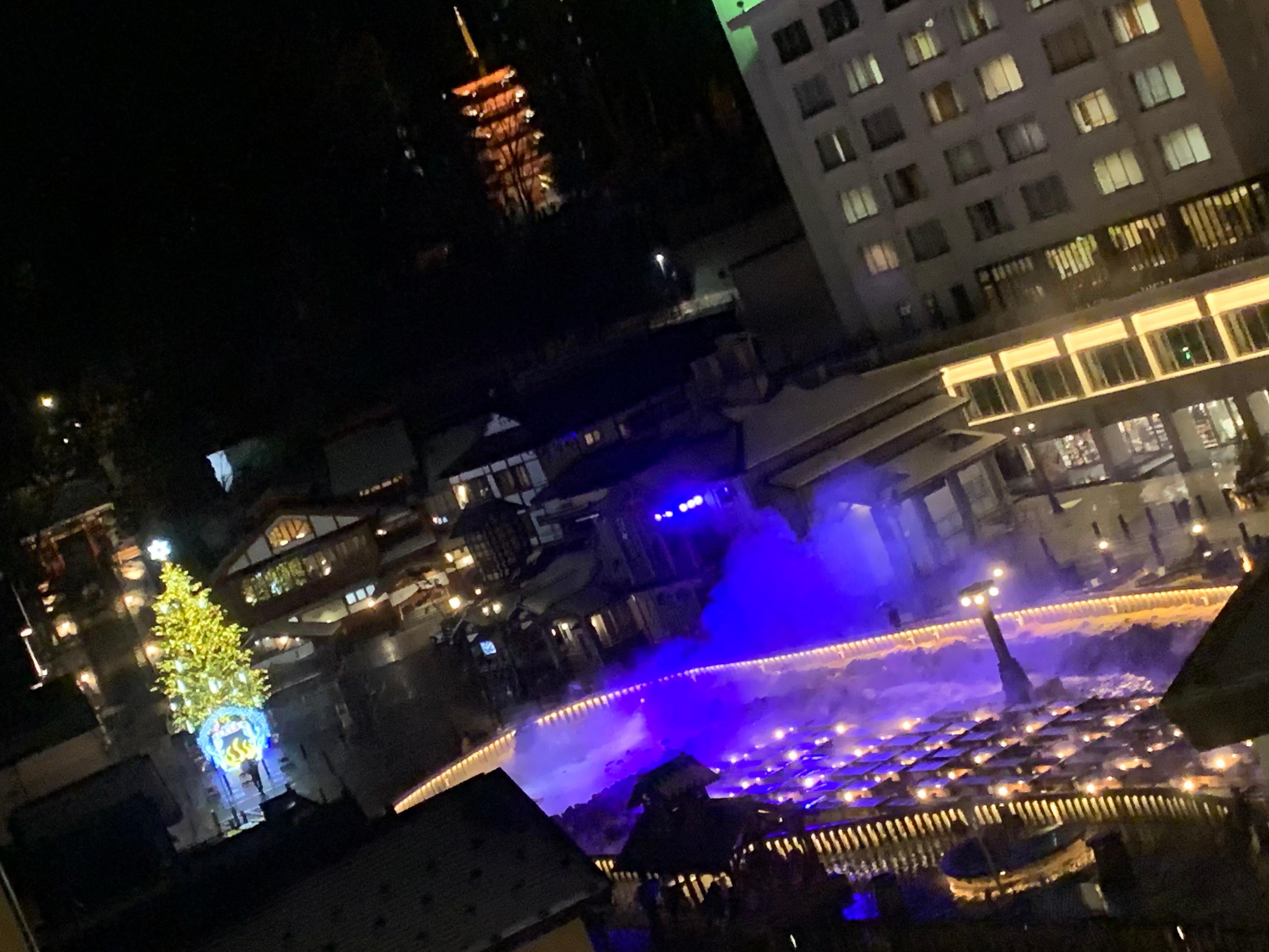 部屋から見えるライトアップ湯畑②