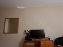 Crepe nei muri stuccate in bianco e cominque crepe evidenti sui muri