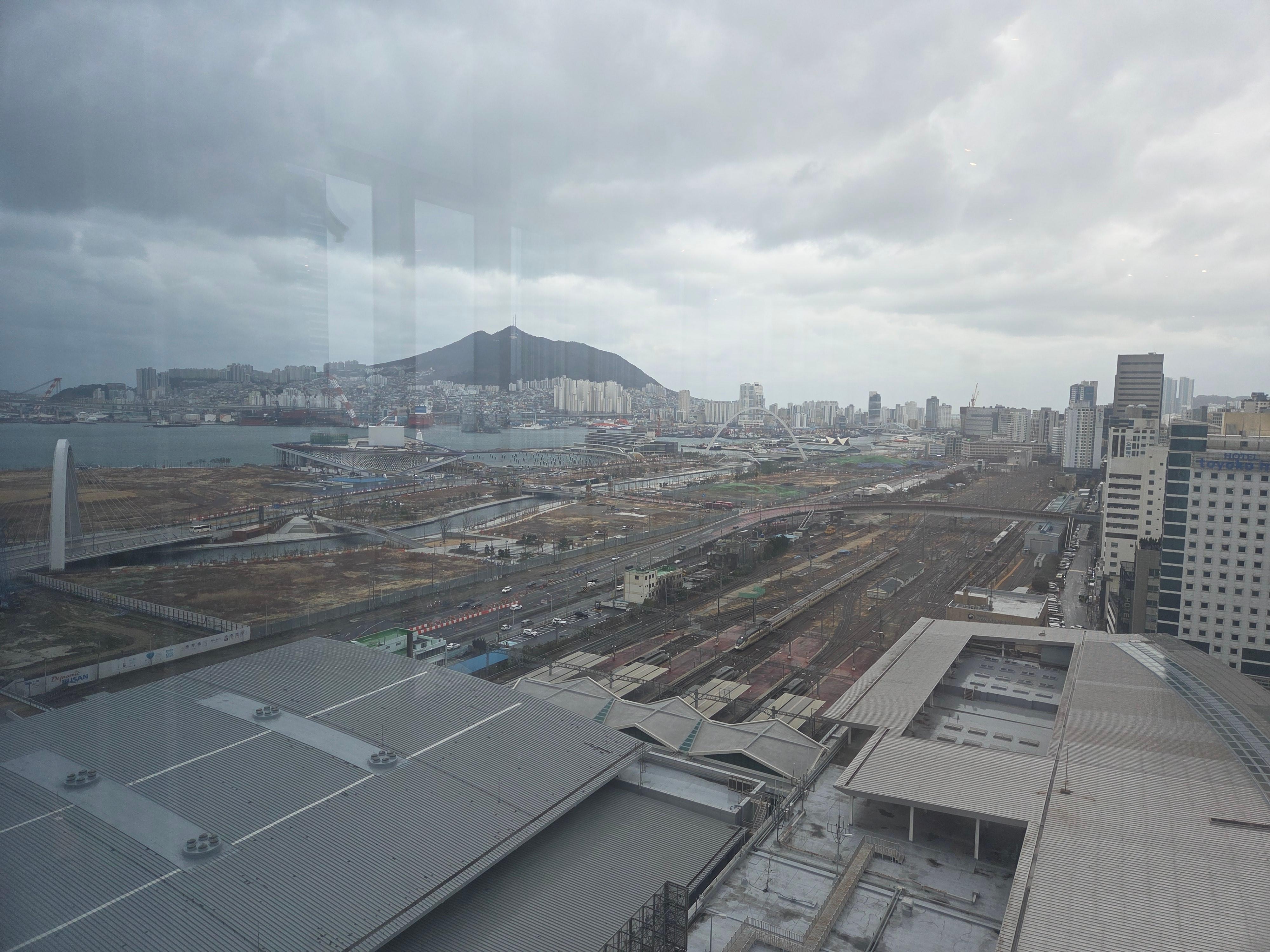 21층 조식 레스토랑에서 바라본 부산역 방향 풍경사진