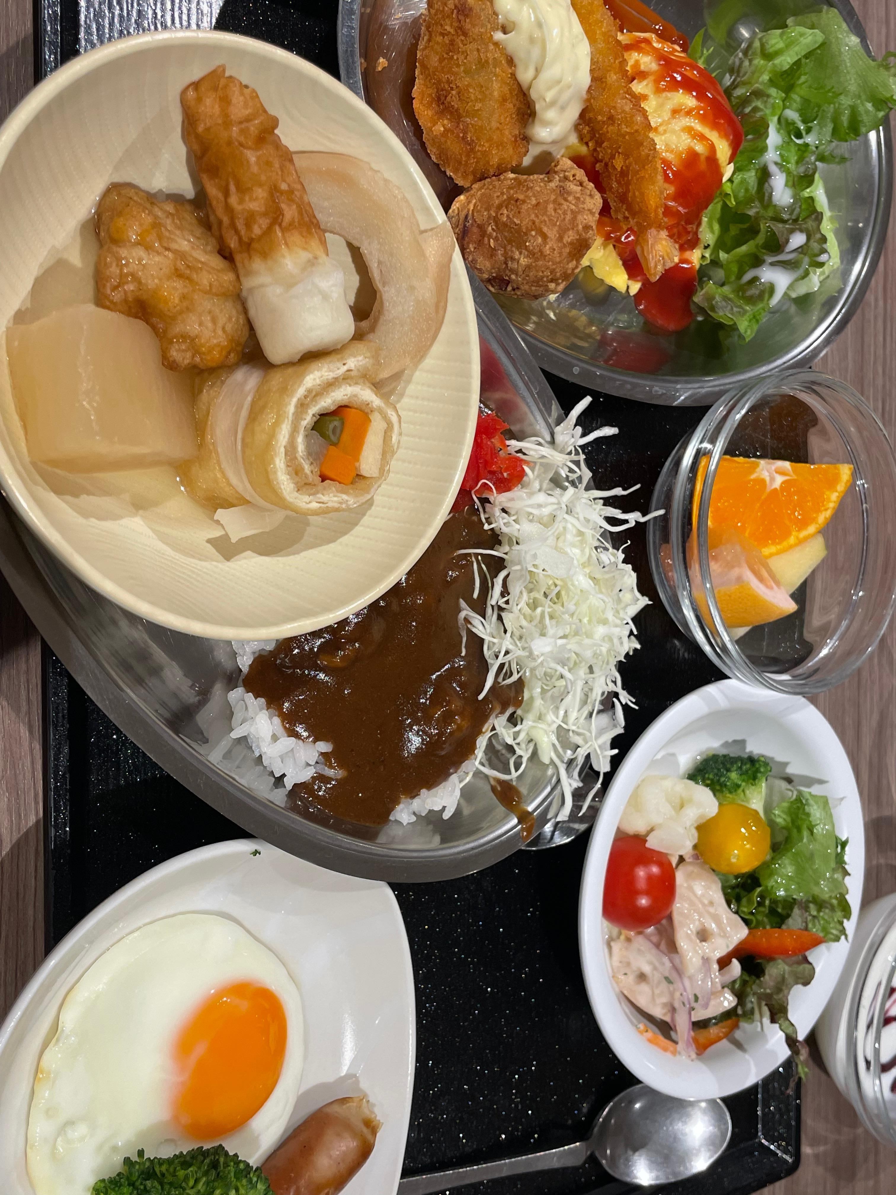 朝食はハントンライスとカレーライス。海鮮丼までは無理でした